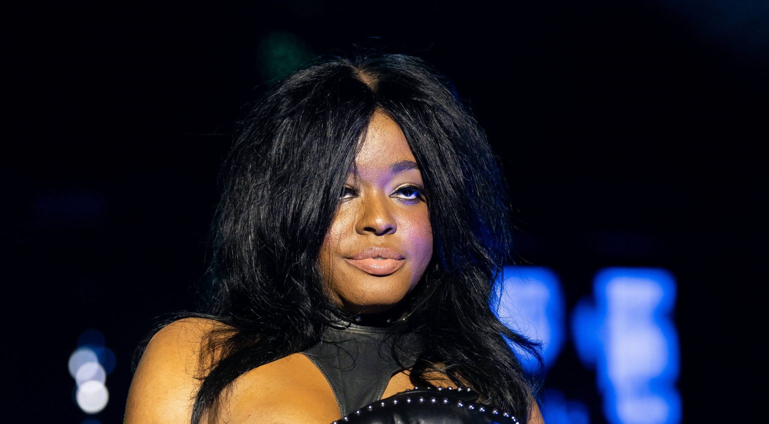 WATCH: Azealia Banks Throws Mic At Audience After Arriving Hours Late ...